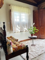 Suite Comfort, 1 cama queen-size e sofá-cama, vista para o jardim | 1 quarto, secretária, secretária adequada para computadores portáteis