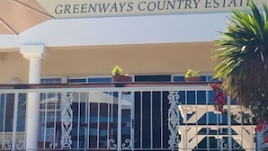Placa indicando o Clubhouse na Greenways Country Estate.