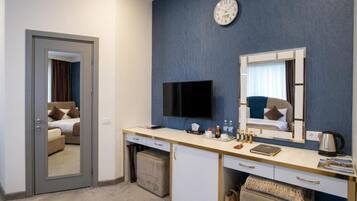 Quarto Duplo Deluxe, Vista para a cidade | Roupa de alta qualidade, minibar, cofre no quarto