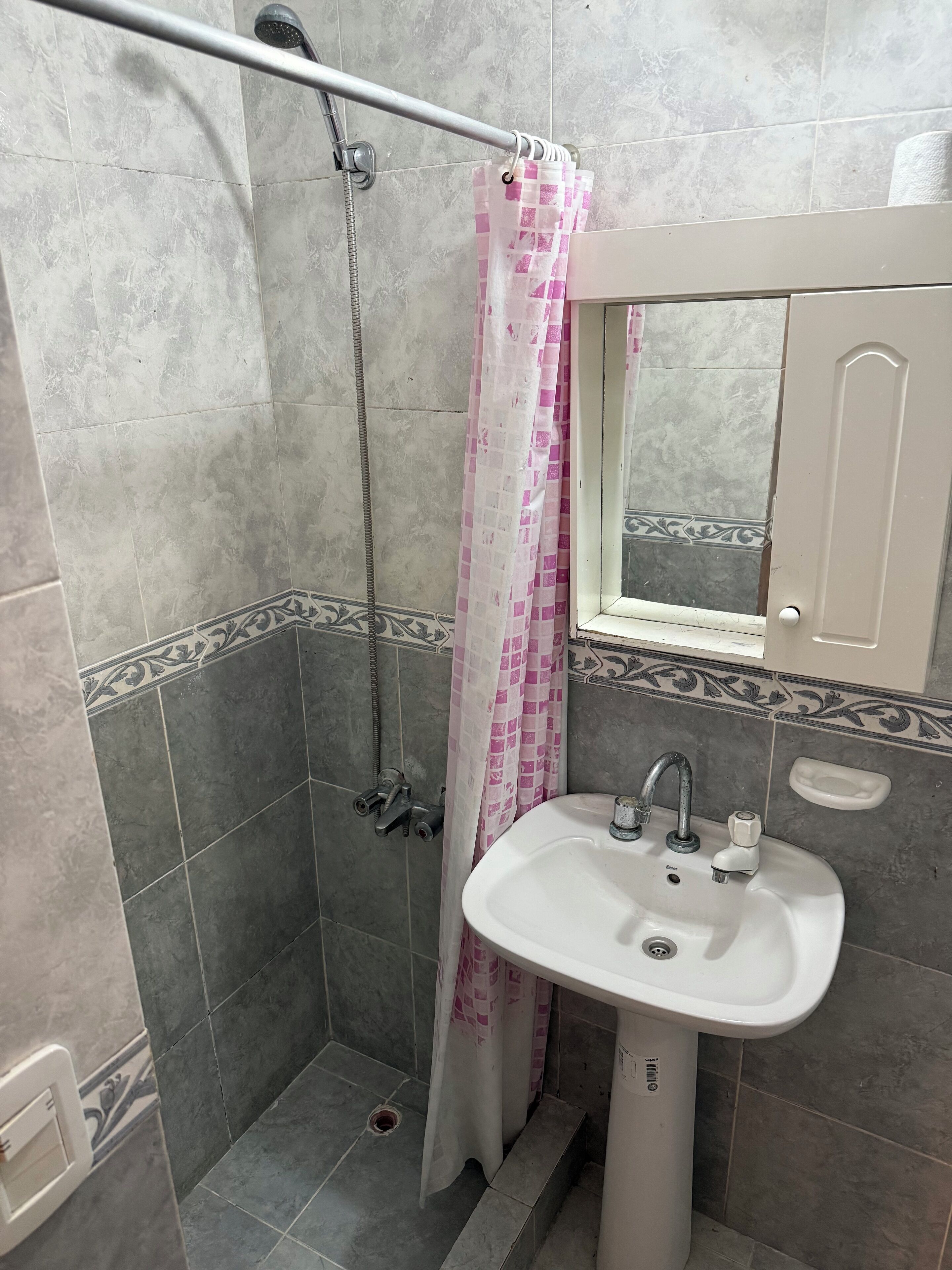 Um polibã, artigos de higiene pessoal grátis, um bidé 