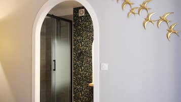 Quarto casal conforto, vista para o pátio | Banheiro | Chuveiro, toalhas de banho, sabonete, shampoo