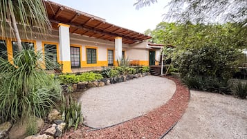 Quarto casal, banheiro privativo, vista para o pátio | Vista para o pátio
