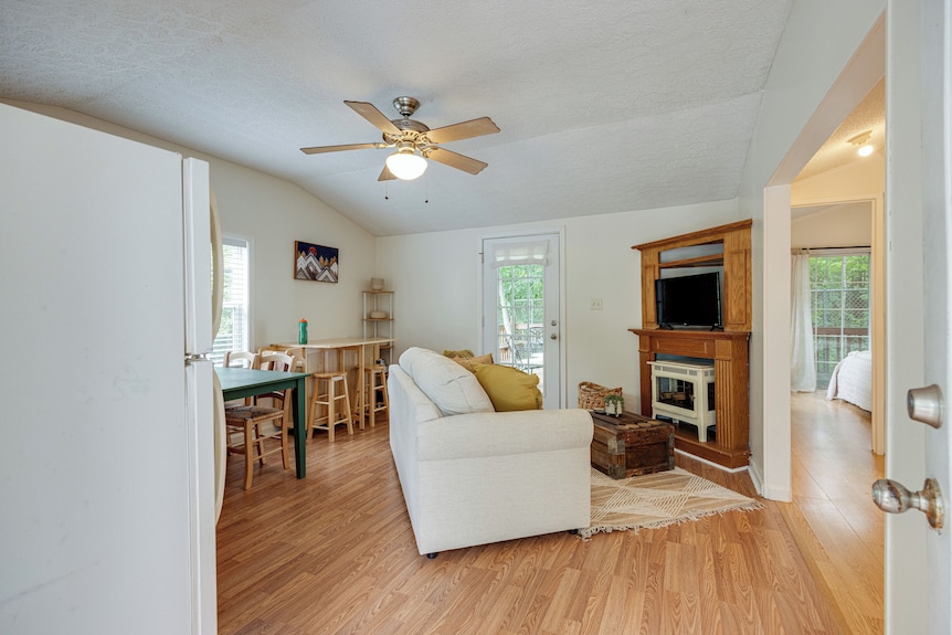 Catch Some Zzz's At The Grizzly Cottage - South Cumberland State Park, Monteagle