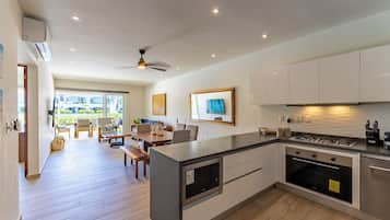 Apartamento Deluxe, 2 quartos, vista para o lago, no rés do chão | Cozinha privada | Um frigorífico/congelador grande, um micro-ondas, um forno