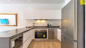 Apartamento luxo, 2 quartos, vista para o lago, no piso térreo | Cozinha privada | Geladeira grande, micro-ondas, fogão, cooktop