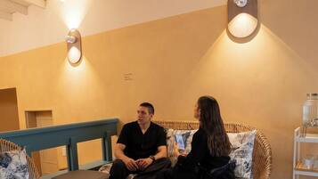 Quarto Clássico com Cama de Casal, vista para o jardim | Sala de estar