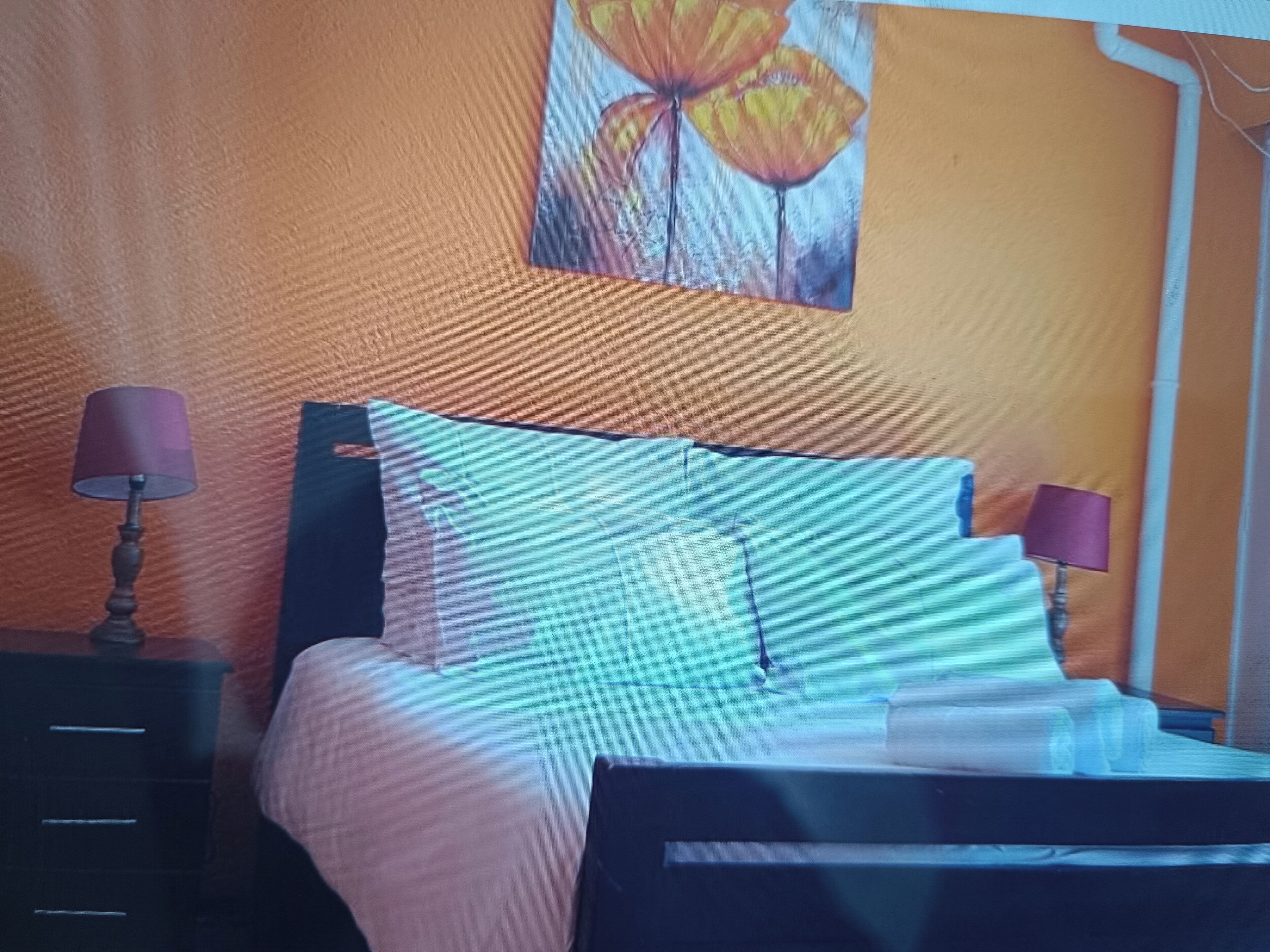 1 Bed Flat - Sleeps 2 - Parking - Wifi - Harare