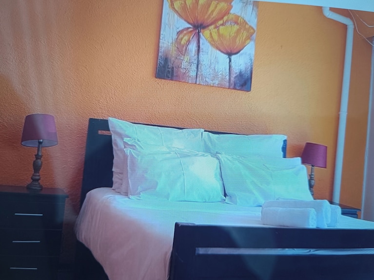 1 Bed Flat - Sleeps 2 - Parking - Wifi - Harare