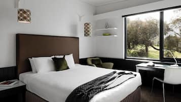 Quarto Comfort | Roupa de alta qualidade, camas de colchão pillowtop, secretária