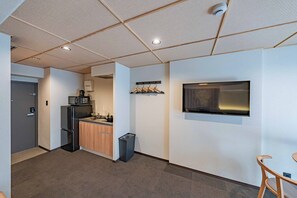 Quarto quádruplo, 2 camas de casal, para não fumantes | 1 quarto, cortinas blackout, Wi-Fi de cortesia