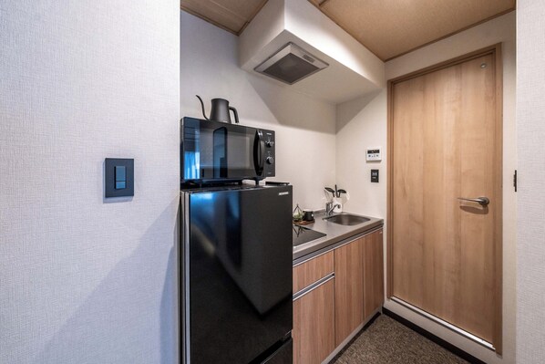 Quarto duplo superior, 2 camas de casal, para não fumantes | Cozinha privada | Geladeira, micro-ondas, cooktop, talheres/pratos/utensílios de cozinha