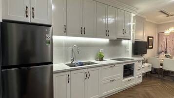 Apartamento superior, vista para a cidade | Cozinha privada | Geladeira, cooktop, mesas de jantar