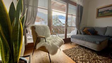 Apartamento (One Bedroom Apartment) | Sala | Televisor de ecrã plano de 32 polegadas com canais por cabo