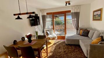 Apartamento (One Bedroom Apartment) | Sala | Televisor de ecrã plano de 32 polegadas com canais por cabo