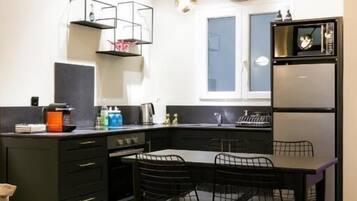 Apartamento | Cozinha privada | Uma chaleira elétrica, uma torradeira