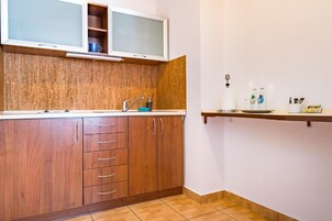 Suíte estúdio luxo | Cozinha privada | Geladeira grande, cooktop, talheres/pratos/utensílios de cozinha