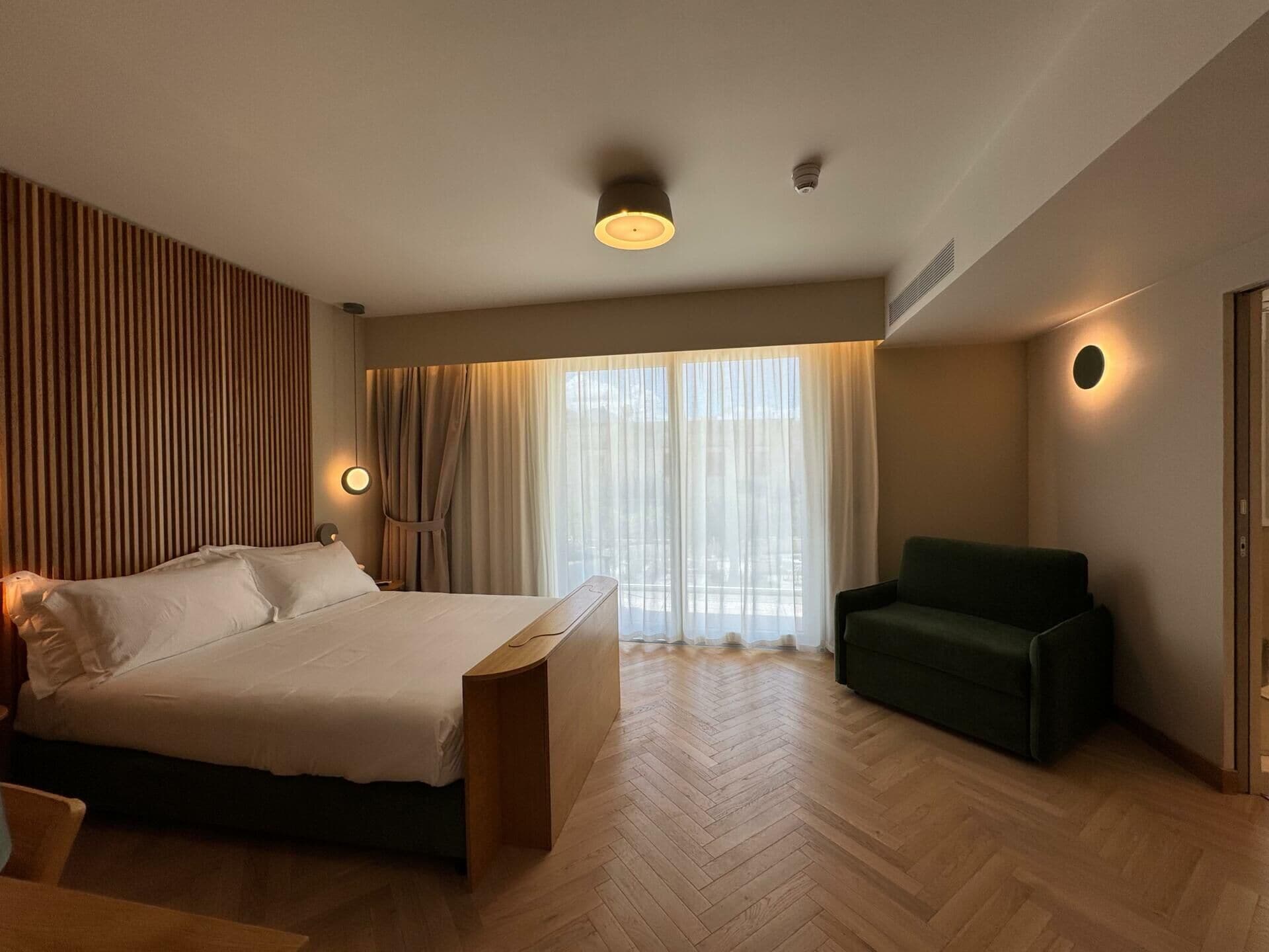 Quarto Triplo Superior, varanda, vista para o pátio | Cofre no quarto, secretária, cortinas/cortinados opacos 