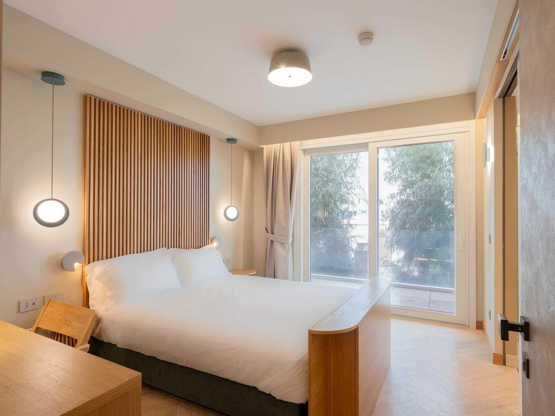 Quarto Duplo Deluxe, varanda | Cofre no quarto, secretária, cortinas/cortinados opacos 