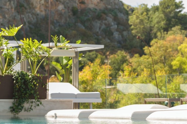Piscina exterior, guarda-sóis, espreguiçadeiras