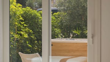Apartamento superluxo, banheira de imersão, no jardim | 2 quartos, cofres nos quartos, escrivaninha, cortinas blackout