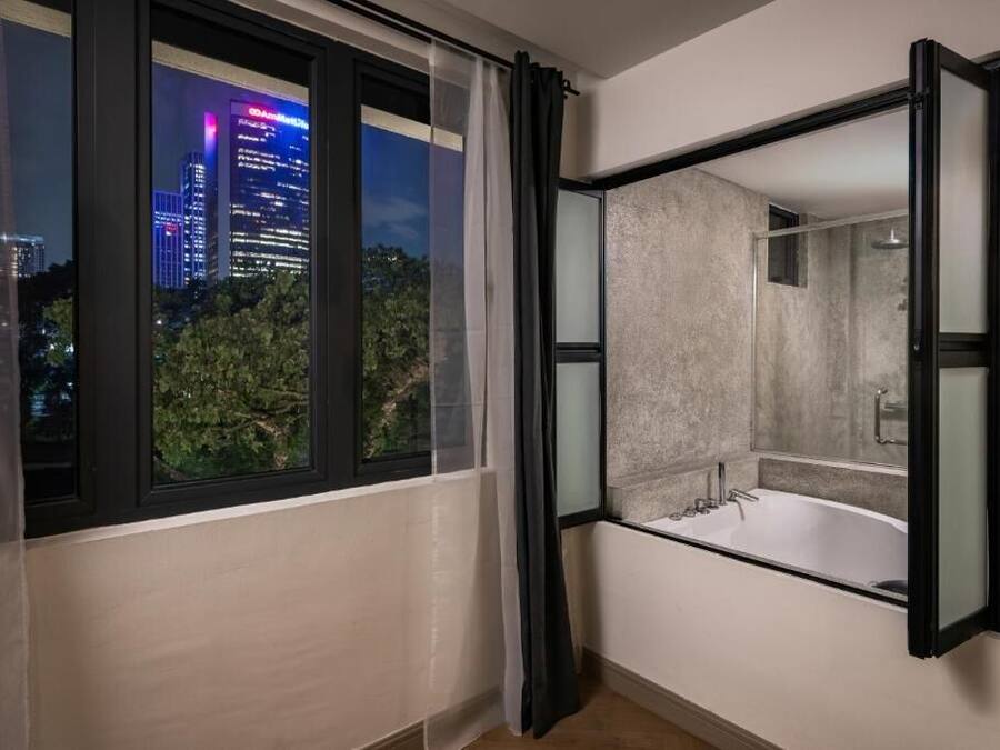 Suite de Luxo | Casa de banho | Chinelos, um bidé