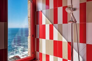 Habitación Vista Océano 2 camas | Casa de banho | Um polibã, um secador de cabelo, chinelos, toalhas fornecidas 