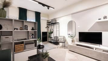 Suíte estúdio superluxo, sacada | Área de estar | TV 42 polegadas com canais a cabo