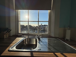 Apartamento Standard, 1 cama de casal e sofá-cama, Vista para a cidade | Cozinha privada | Uma chaleira elétrica, uma torradeira, mesas de jantar 