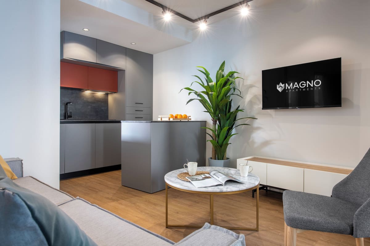 Apartamento Superior | Sala de estar | TV de ecrã plano
