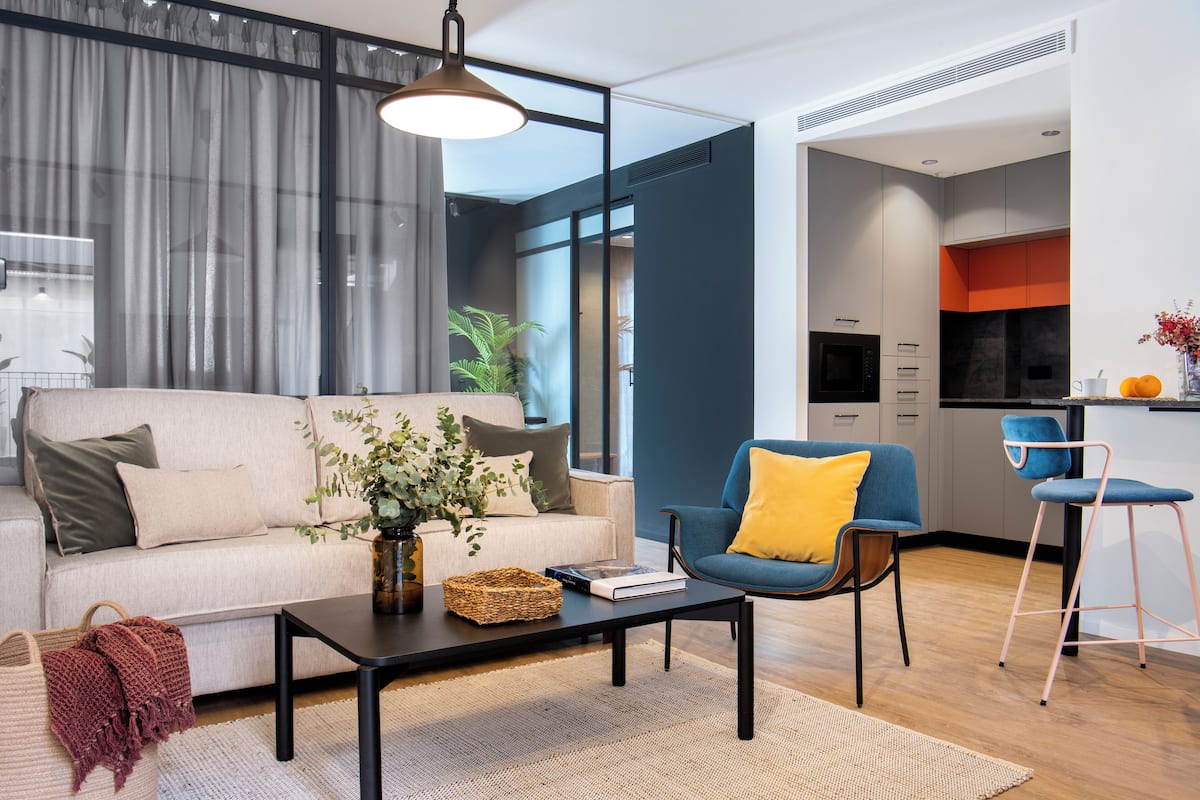 Apartamento, varanda | Sala de estar | TV de ecrã plano