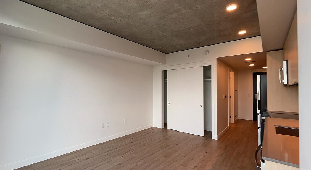 Lease Takeover: Spacious, Well-lit, Modern Slu Studio With Amazing Lake View - Seattle