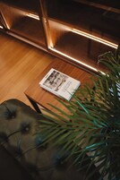 Uma mesa de madeira com um livro e um vaso de planta.