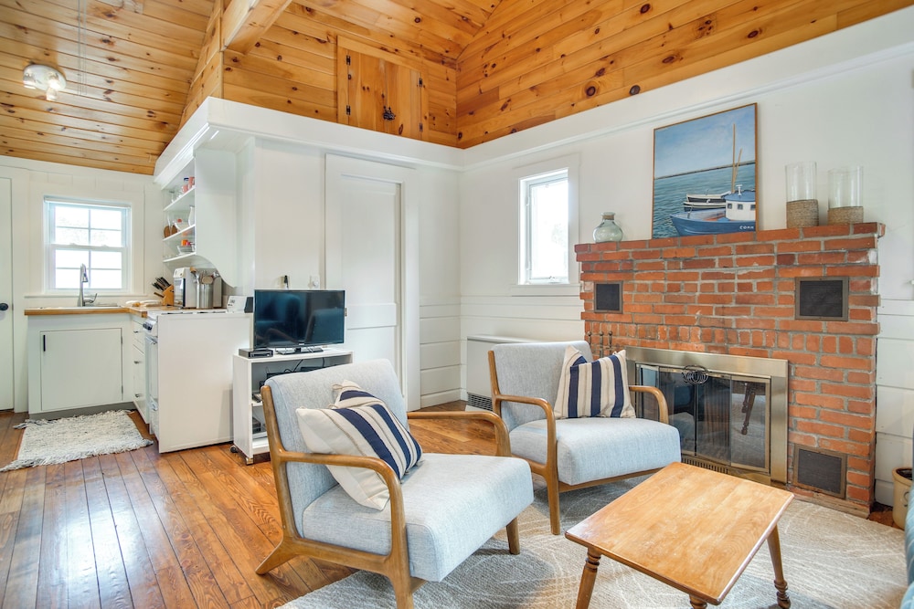 Walk To Beach: South Chatham Home - Brewster, MA