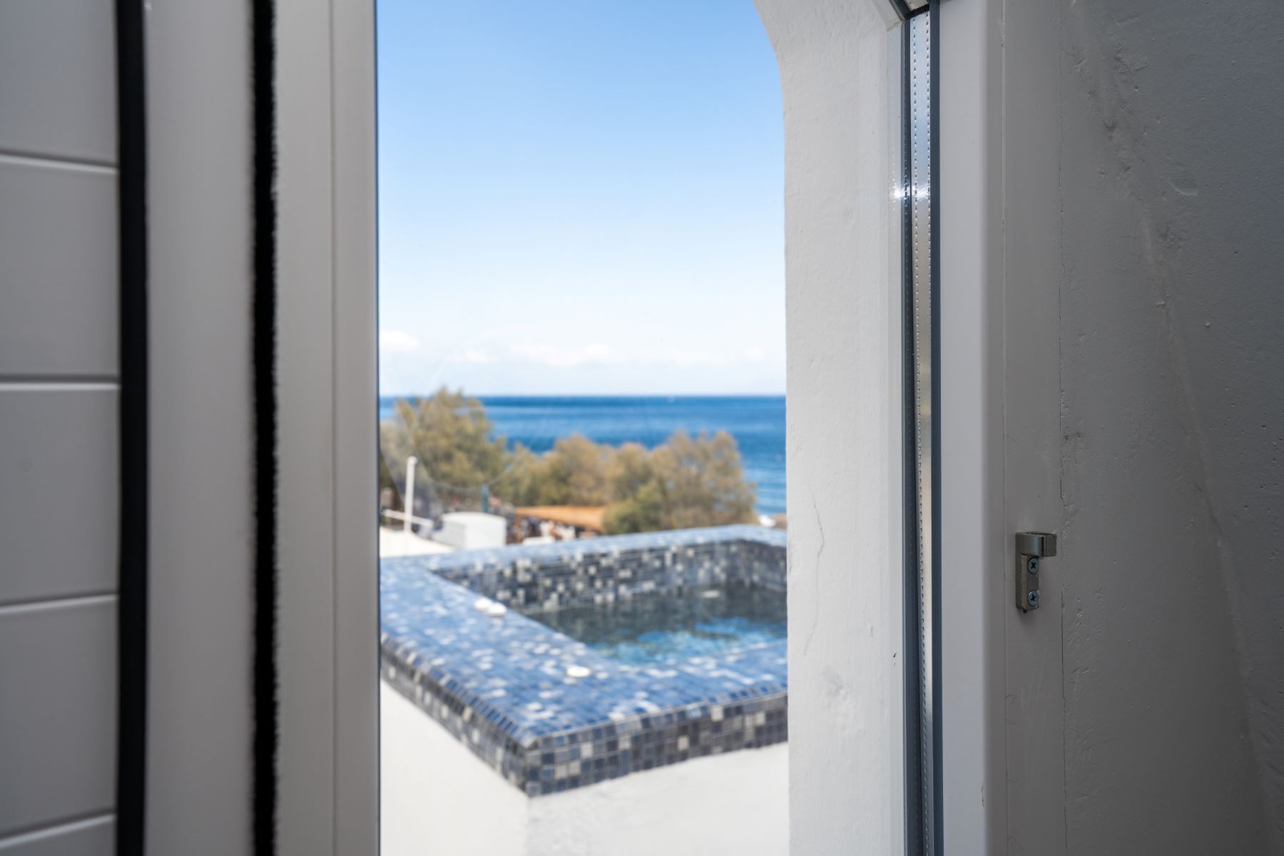 Vista de um quarto com porta para a área da piscina.