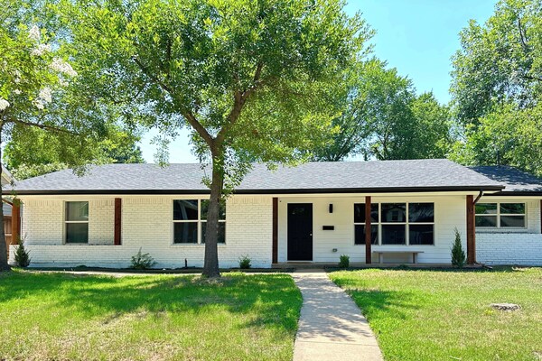 14 Mi To Dallas: Irving Escape W/ Patio & Fire Pit - Dallas, TX