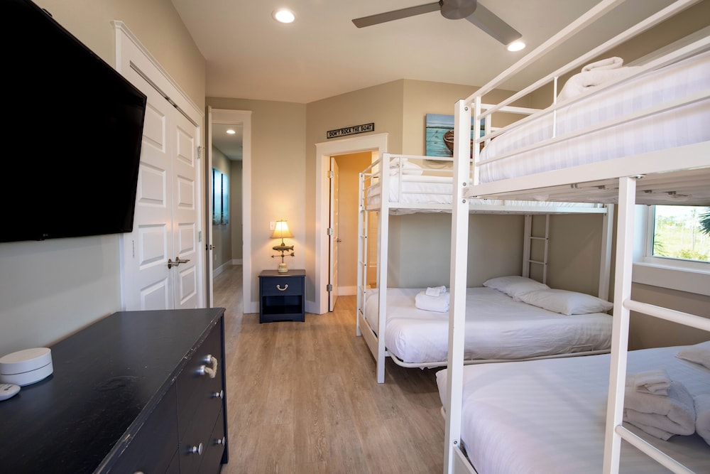 N Cape, private spa, comm pool, ensuites galore, pets considered, beach ...