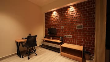 Quarto casal conforto | 1 quarto, escrivaninha, espaço de trabalho para notebook