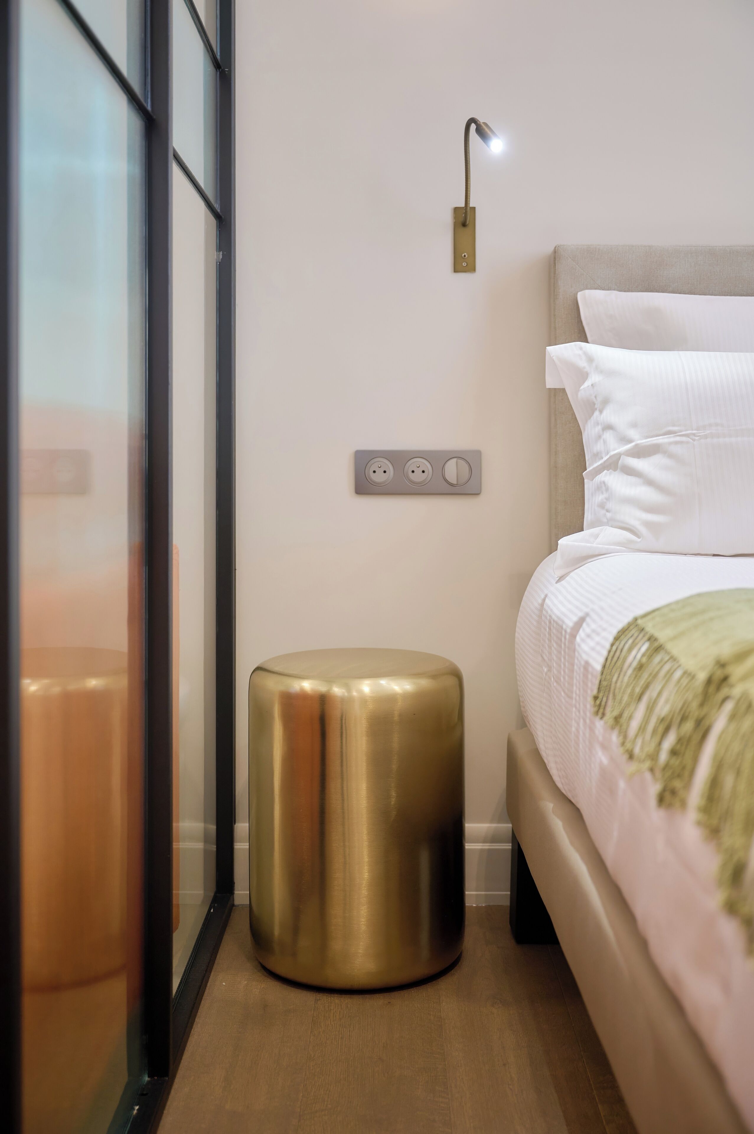 Estúdio Design, 1 cama queen-size, vista para o pátio | Cofre no quarto, com decoração personalizada 