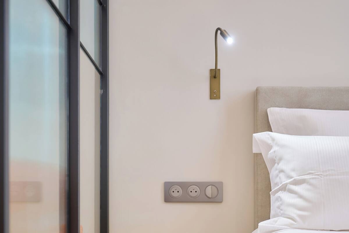 Estúdio Design, 1 cama queen-size, vista para o pátio | Cofre no quarto, com decoração personalizada