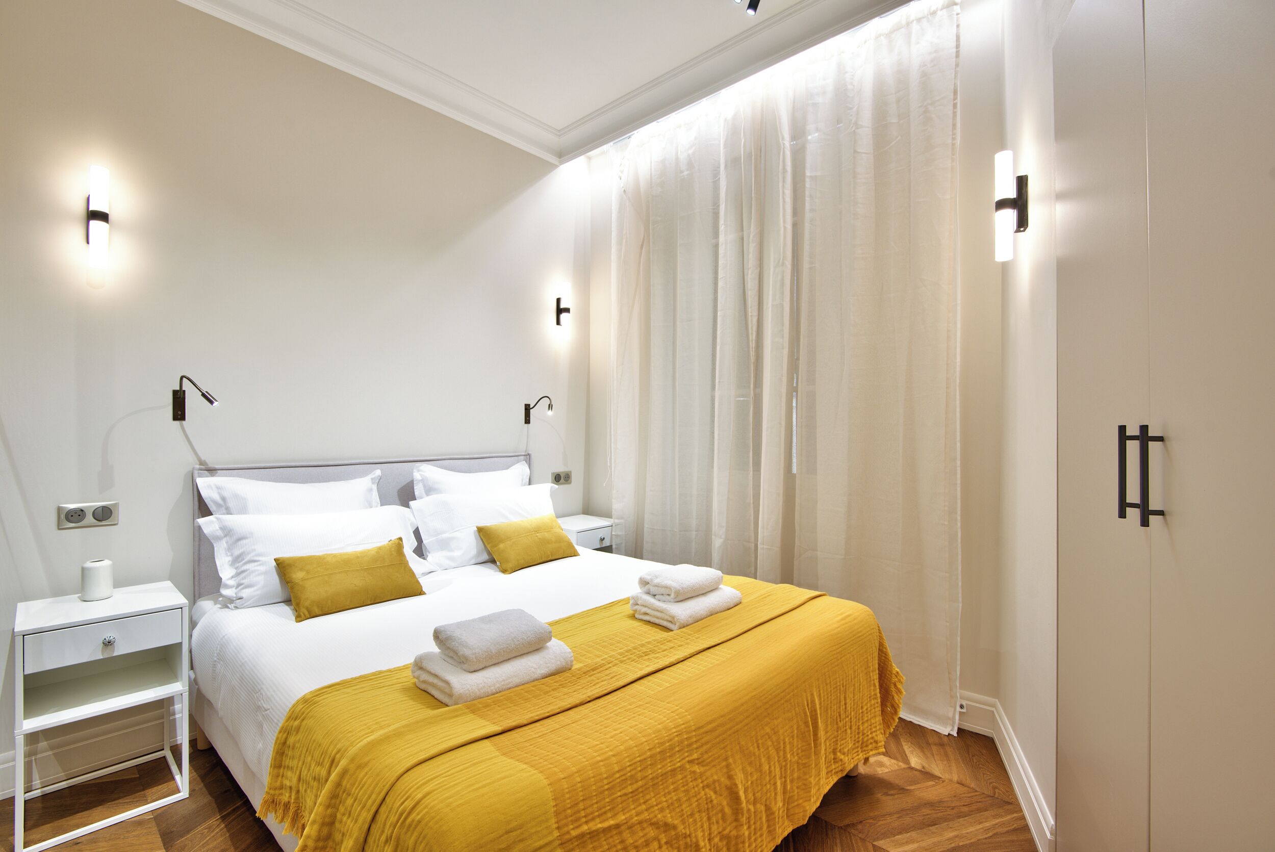 Estúdio Superior, vista para o pátio | Cofre no quarto, com decoração personalizada 