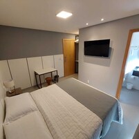 Quarto triplo conforto, ar-condicionado | Frigobar, espaço de trabalho para notebook, cortinas blackout