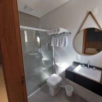 Quarto triplo conforto, ar-condicionado | Banheiro | Chuveiro, produtos de toalete grátis