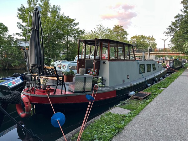 London Dutch Barge - Sleeps 3 & Cosy Fireplace - Marylebone