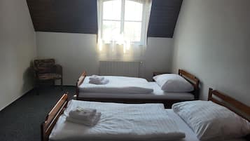 Quarto Duplo, 2 camas individuais, casa de banho privativa, Vista para a cidade | Secretária, Wi-fi grátis