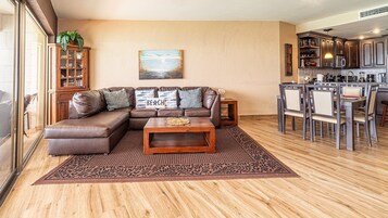 Condo, várias camas, sacada, vista para o oceano (Sonoran Sun SE 906) | Área de estar | Dock para MP3