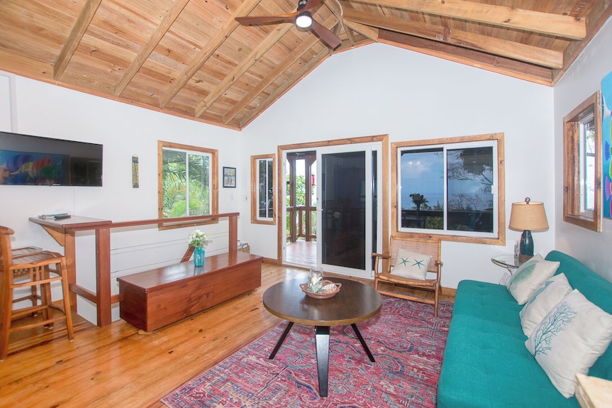 West Bay Unique House With Beautiful Views And Steps Away From Ocean - West Bay