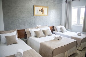 Quarto quádruplo standard | Cofres nos quartos, escrivaninha, espaço de trabalho para notebook