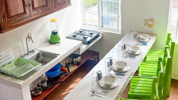 Bangalô básico | Cozinha privada | Refrigerador em uma área comum, micro-ondas em uma área comum