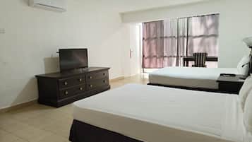 Quarto quádruplo conforto, 2 camas de casal, para não fumantes | Escrivaninha, Wi-Fi de cortesia, roupa de cama