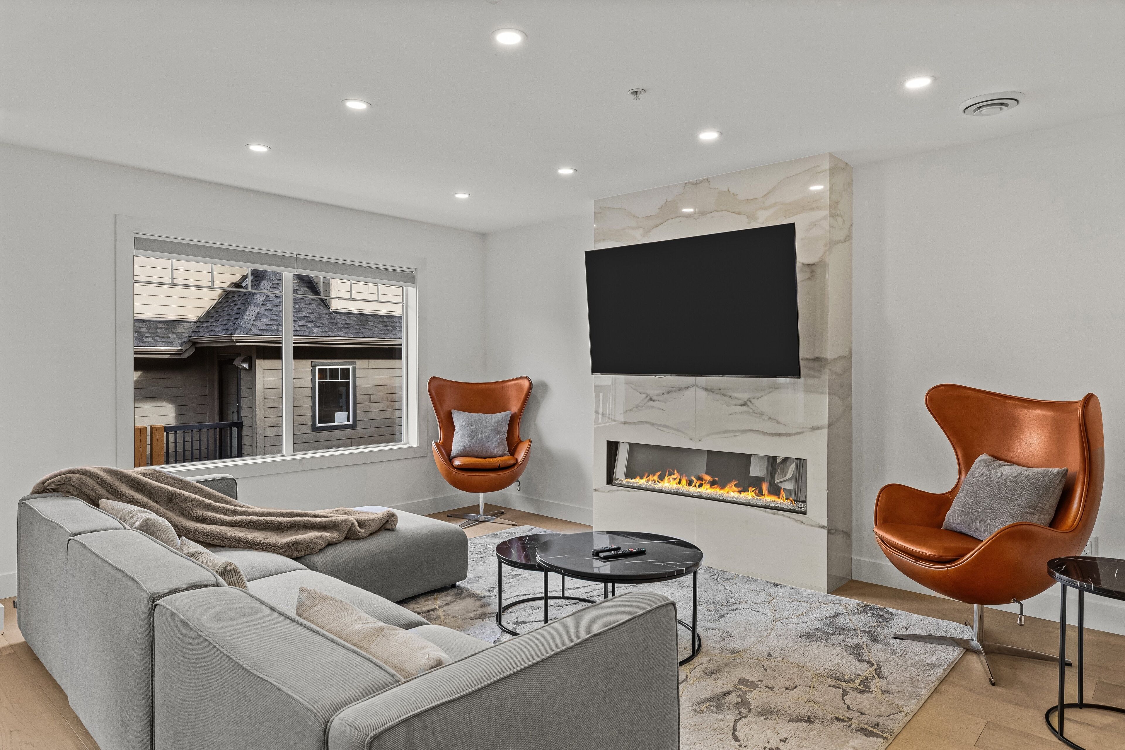 The Royal -3 Br/2 Bath Luxurious Penthouse - Canmore